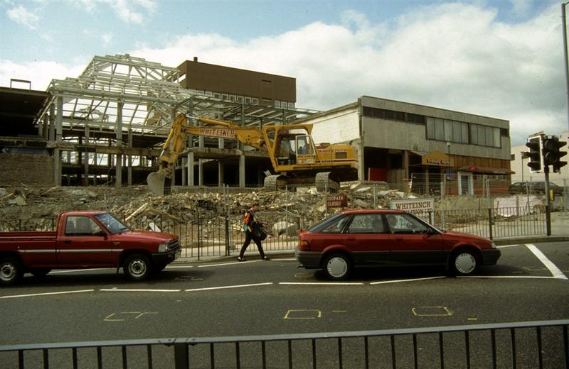 Demolition of Kerse Lane corner during construction of Callendar Square ...