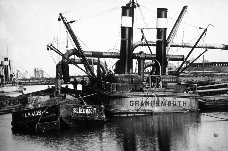 Steam dredger unloading on to hopper barge at Grangemouth Docks ...