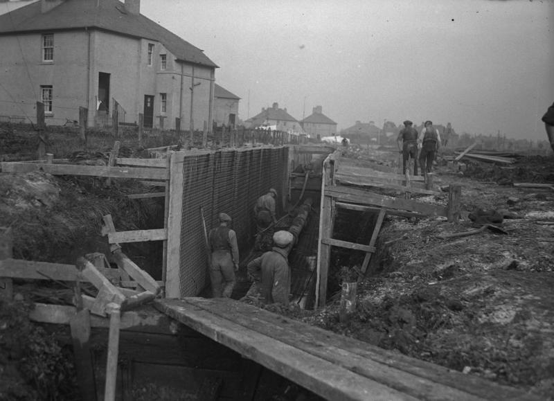 Men excavating, Pow Burn, Grangemouth - Falkirk Council