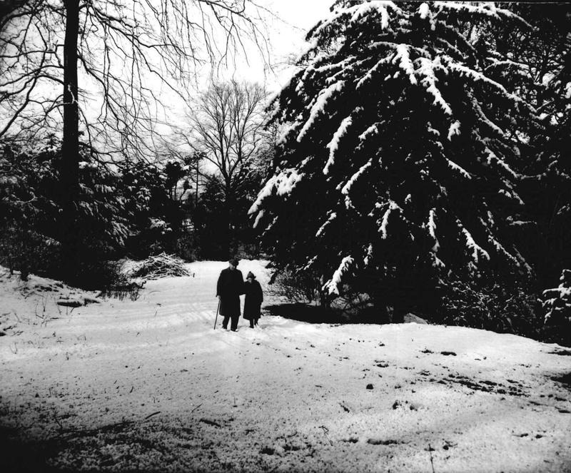 Two people in the snow - Falkirk Council