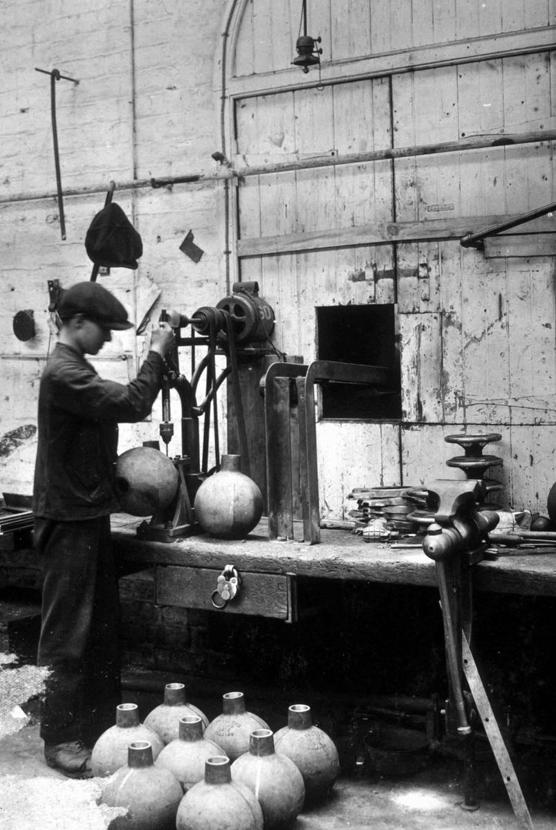 '2" Howitzer Bomb. Boring pinhole in stem.' - Falkirk Council