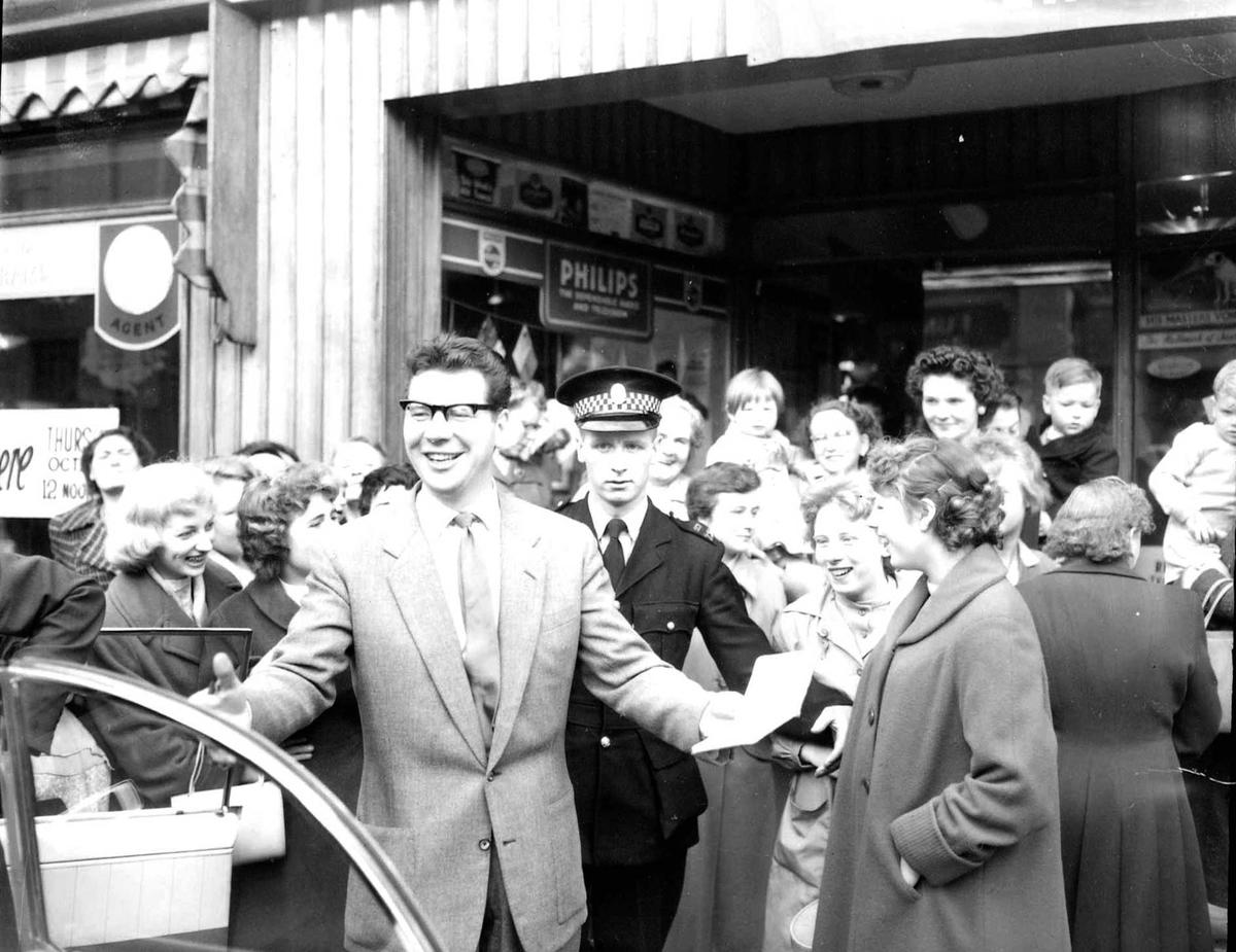 Max Bygraves signing autographs. - Falkirk Council