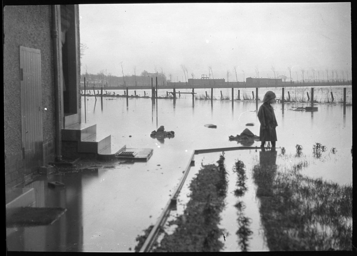 Floods in Grangemouth. Swimming Pool changing rooms in distance ...