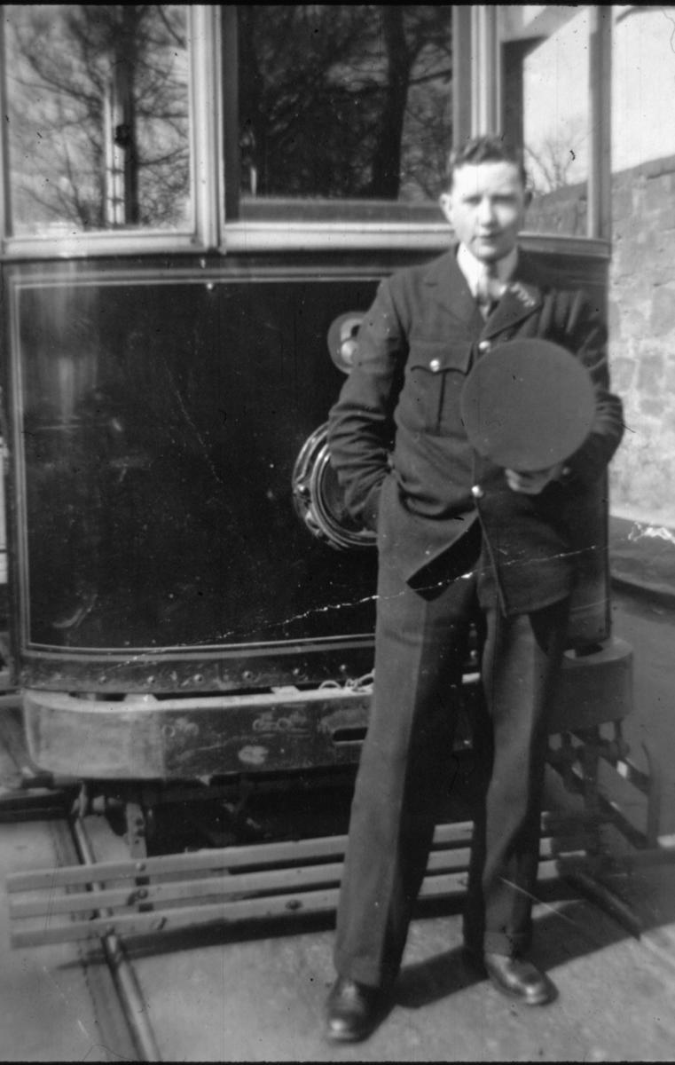 Tram and tram driver in Camelon Rd, Falkirk - Falkirk Council